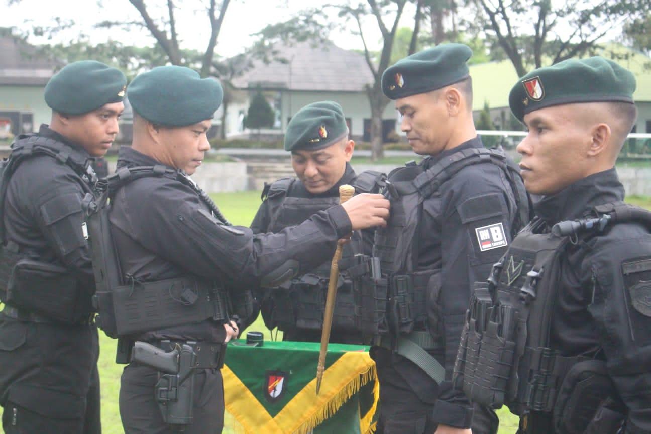 Cara Danyonif Beri Penghargaan tertinggi Pada Upacara Korps Kenaikan ...